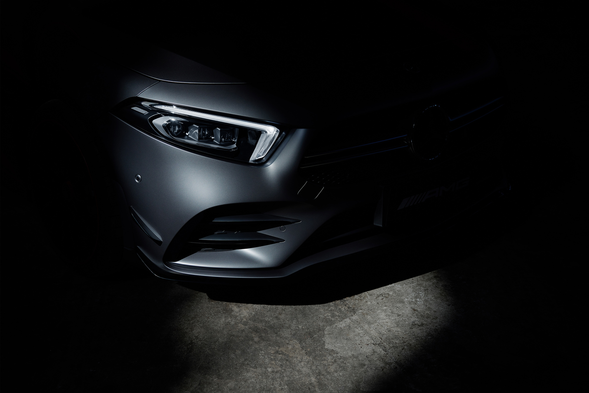 梅赛德斯 AMG A35L 画上战斗脸谱 | 2022金投赏商业创意奖获奖作品